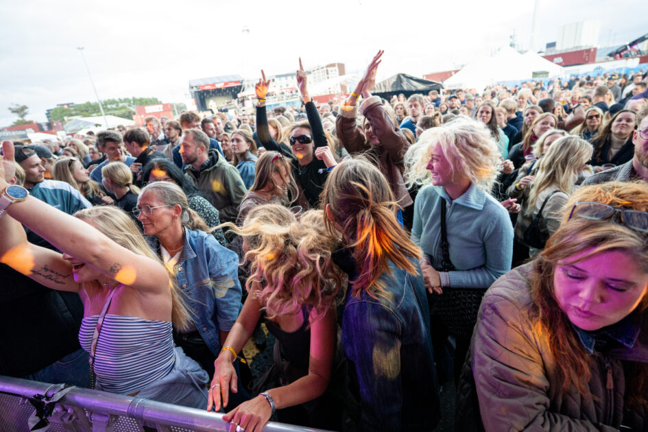 Suset 2025 åbnede med regn, fællessang og stjernestøv • EsbjergLiv.dk