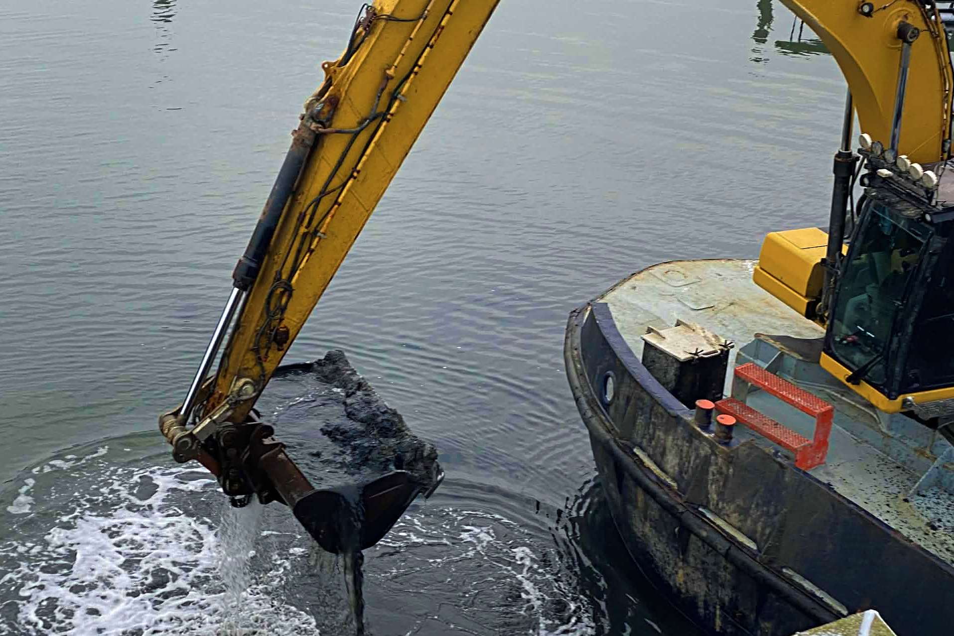 Der graves i havnen ved Esbjerg Strand – for at sikre sejladsen • EsbjergLiv.dk